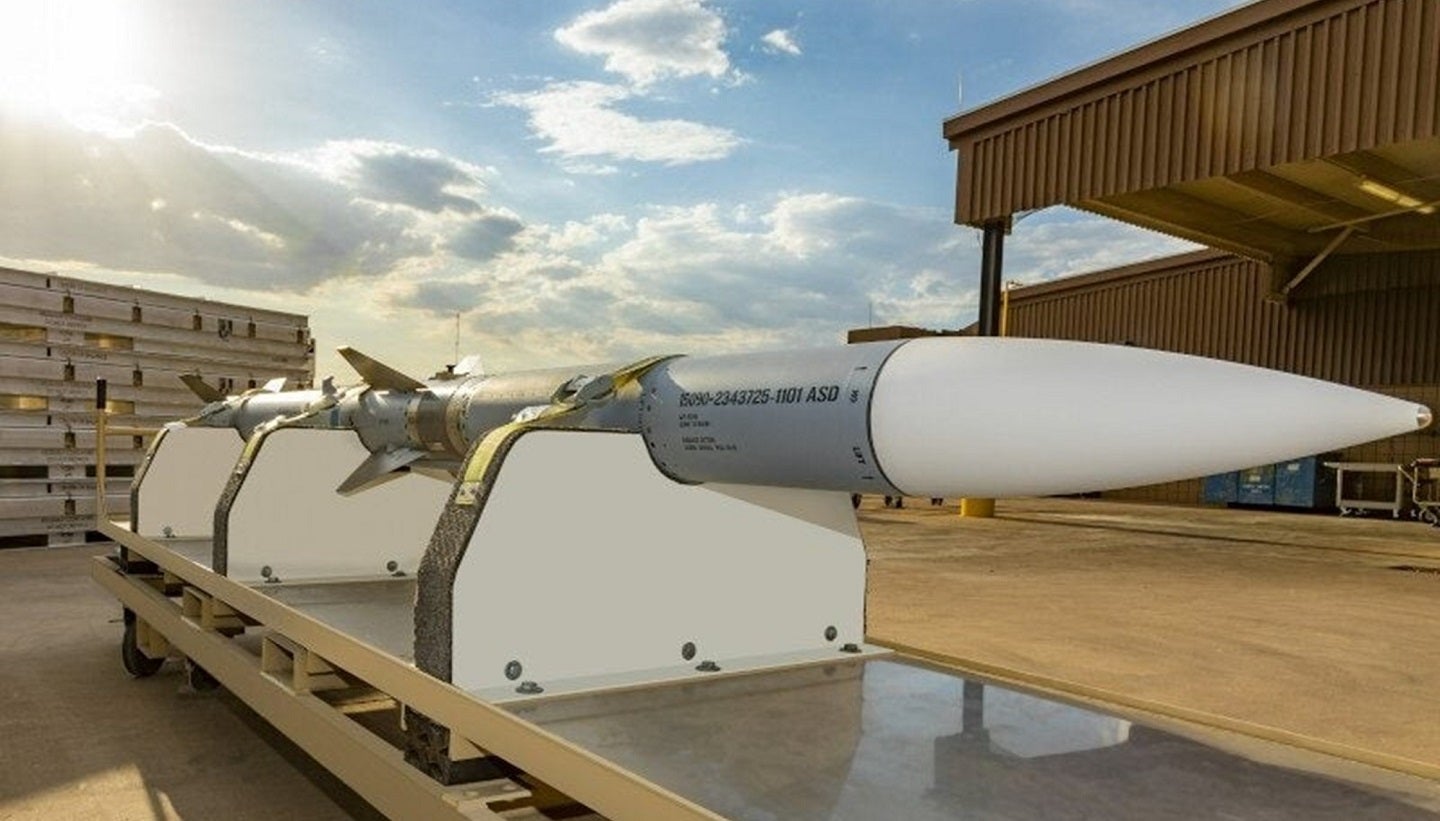 US DoD grants Raytheon a deal to boost AMRAAM production for allies ...